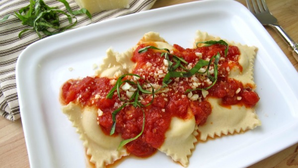 Deliciosos ravioles con salsa de tomate