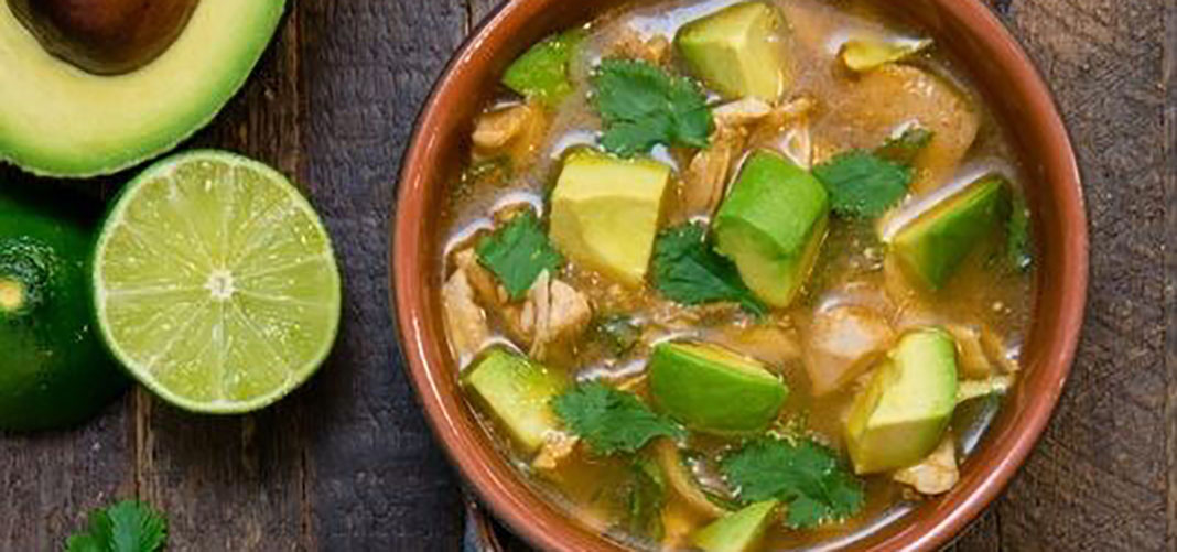 Sopa de pollo al limón con aguacate - Artículos